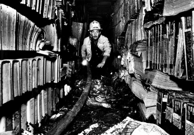 La biblioteca en llamas: Historia de un millón de libros quemados y del ...
