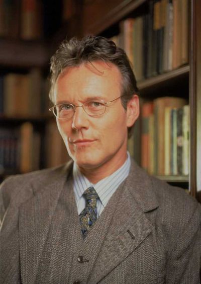 Rupert Giles, el erudito bibliotecario de la serie de televisión Buffy ...